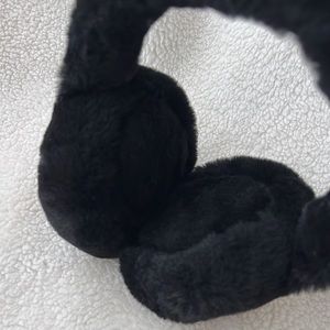 CHANEL | Accessories | Auth Bn Chanel Black White Cc Logo Shearling ...